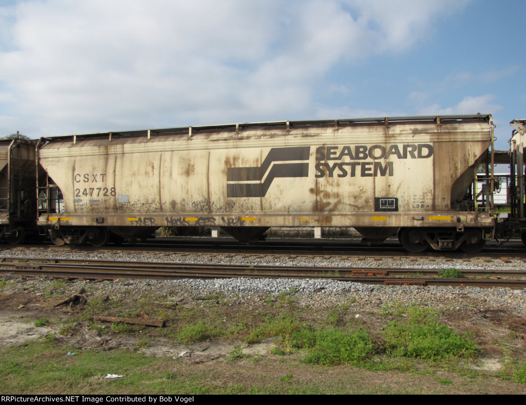 Seaboard System covered hopper